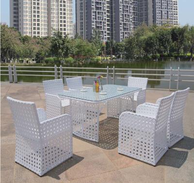 China YLX-RN-043 White Rattan Outdoor Chair and Table for sale
