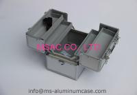 China Silver Aluminum Makeup Cases Cosmetics Handbags Beauty Cases Multi-trays Makeup Train Case for sale