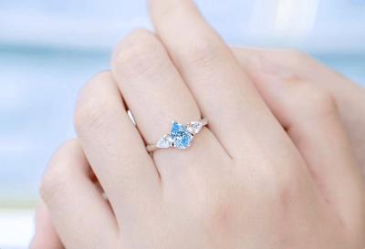 China 1 Carat Blue Pear Lab Grown Diamond Ring with VS2-VVS1 Clarity and 10 Mohs Hardness - IGI Certified Custom Jewelry for sale