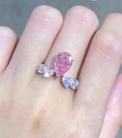 China ZKZ Lab Grown Pink Pear Diamond Ring - IGI Certified VVS1-VS2 Clarity 3-Stone Engagement Ring for sale