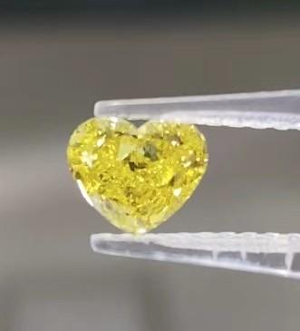 China HPHT Lab Grown Yellow Diamond Heart Shape Fancy Vivid 0.5ct-0.9ct IGI Certified for sale
