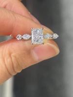 China Radiant Cut 1.04ct Lab Grown Diamond Engagement Ring IGI Certified Platinum PT950 for sale