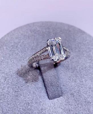 China Emerald Cut 2.1ct Lab Diamond Solitaire Ring Pave Band 18k Gold DEF VVS for sale