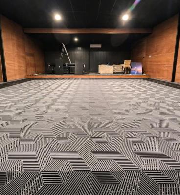 China 3D Interlocking Vinyl Garage Floor Tiles 0.7 Inch Thick 25000 lbs Load Capacity for sale
