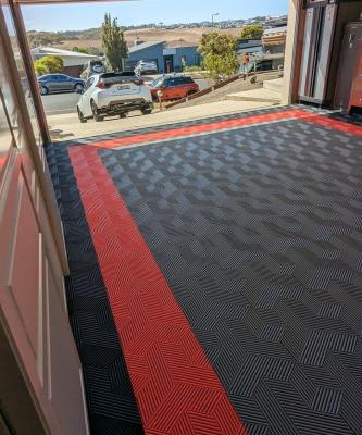 China 40x40cm PP Garage Floor Tiles 18mm Heavy Duty Interlocking 3D Patent Design for sale