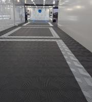 China 18mm PP Vented Garage Floor Tiles Gray Race Deck Interlocking Heavy Duty 620g for sale