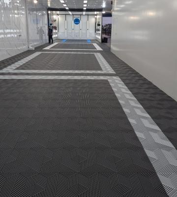 China 18mm PP Vented Garage Floor Tiles Gray Race Deck Interlocking Heavy Duty 620g for sale