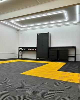 China 18mm Thick Epoxy Garage Flooring Tiles 400x400mm Interlocking Rib Surface Waterproof for sale