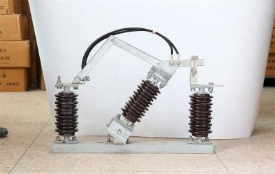 China Safety Vertical Break Disconnect Switch 11KV 630A Porcelain Material Type for sale