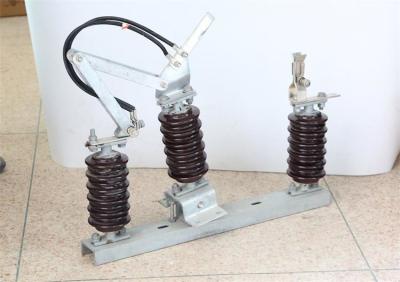 China 11kv 400 Amp Fused Air Disconnector Switch Gang Isolator Porcelain Type for sale