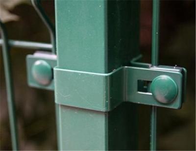 China 50mm Hole Green Color Pvc Coated Wire Mesh Fence Hold Grip Simple for sale