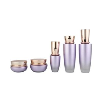 China Cosmetic Packaging with Metallic Cap 130ml Skincare Packaging Glass Cosmeitc Bottles for sale