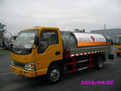 China 4000L 4x2 JAC Chassis 115HP Mobile Refueling Truck for Light Gasoline Delivery for sale