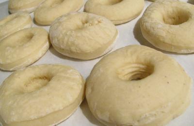 China 750mm Industrial Donut Maker Machine with 304 Stainless Steel Construction - Customizable Automatic Production Line for sale