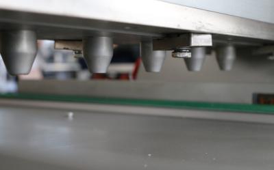 China 400x600mm Cake Depositor Machine 300-600 Trays per Hour with Changeable Nozzles for sale