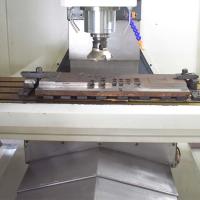 China Vertical BT40 Spindle 3 Axis CNC Milling Machine Full Enclosed Cover for sale