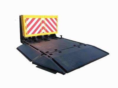 China 3480×2700×1300mm 1800KG Security Wedge Barrier with Collapsible Design for Construction Zone Protection for sale