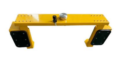 China Traffic Yellow Anti Sliding Trailer Wheel Clamp - 2-Piece Set with 3mm Rubber Protection and 5kg Weight for sale