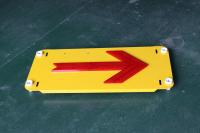 China Waterproof Red Light Collapsible LED Arrow Board with 8-Segment Design and 3 Flash Patterns for Traffic Control for sale