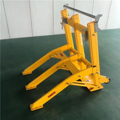 China 320mm Width Portable Vehicle Barricade with Rubber Wheels for Construction Zone Safety for sale