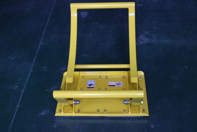 China Modular Yellow Mobile Crash Barrier with Aluminum Profile and Rubber Base for Vehicle Security Control for sale