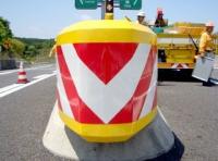China HSK-100 Guidance Cushion Impact Attenuator Pile for Highways - 1012mm Width, 880mm Height Safety Barrier for sale