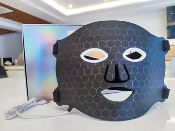 China 7 Colors Favorable Price Silicone Red Light Therapy Mask with 110 Pieces LED Quantity for Less Wrinkles for sale