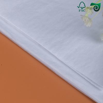 China FSC Certified White Translucent Tissue Paper Rolls 15gsm 17gsm Gentle Fruit Wrapping Grade for sale