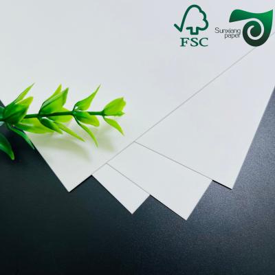 China 325gsm FSC Uniform White Coated Kraft Back Paper 70cm 100cm Perfect For Bread Packaging for sale