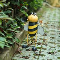 China Small Metal Yard Ornaments Recyclable Lifelike Bee Metal Art With Glass Wings for sale