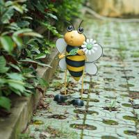 China Small Metal Yard Ornaments Recyclable Lifelike Bee Metal Art With Glass Wings for sale