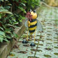 China Small Metal Yard Ornaments Recyclable Lifelike Bee Metal Art With Glass Wings for sale