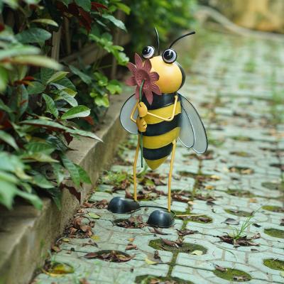 China Small Metal Yard Ornaments Recyclable Lifelike Bee Metal Art With Glass Wings for sale
