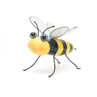 China Outdoor Metal Yard Ornaments Textured Lifelike Bee Metal Decor With Glass Wings for sale