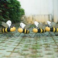 China Outdoor Metal Yard Ornaments Textured Lifelike Bee Metal Decor With Glass Wings for sale