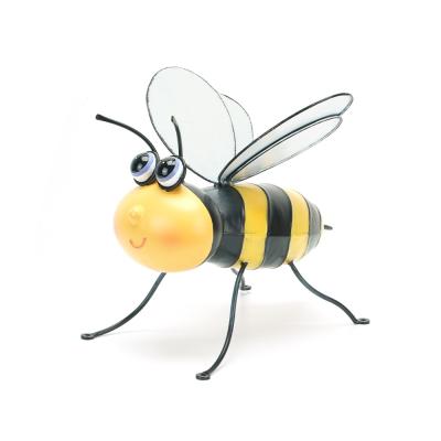 China Outdoor Metal Yard Ornaments Textured Lifelike Bee Metal Decor With Glass Wings for sale