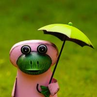 China Durable Metal Garden Ornaments - Weatherproof Frogs in Raincoat Design, Customizable Sizes 100pcs MOQ for sale