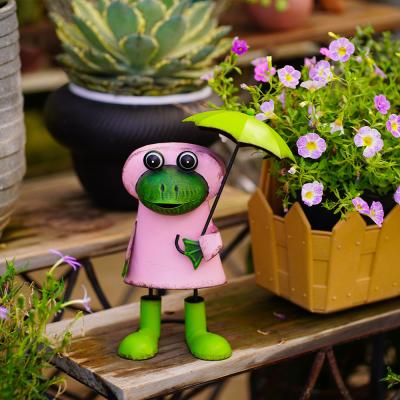 China Durable Metal Garden Ornaments - Weatherproof Frogs in Raincoat Design, Customizable Sizes 100pcs MOQ for sale