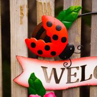 China Custom Metal Resin Wall Hanging Ornaments - Modern Home Decor with Welcome Slogan, 100pcs Minimum Order for sale