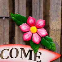 China Custom Metal Resin Wall Hanging Ornaments - Modern Home Decor with Welcome Slogan, 100pcs Minimum Order for sale