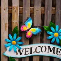 China Rustproof Bee Welcome Wreath Metal Wall Ornament - Custom Sizes 100pcs Minimum Order, 20,000pcs Monthly Capacity for sale