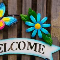 China Rustproof Bee Welcome Wreath Metal Wall Ornament - Custom Sizes 100pcs Minimum Order, 20,000pcs Monthly Capacity for sale