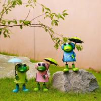 China Customizable Metal Garden Ornaments - Frog in Raincoat Design, Weatherproof & Rustproof, Minimum Order 100 Pieces for sale