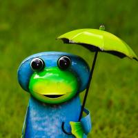 China Customizable Metal Garden Ornaments - Frog in Raincoat Design, Weatherproof & Rustproof, Minimum Order 100 Pieces for sale