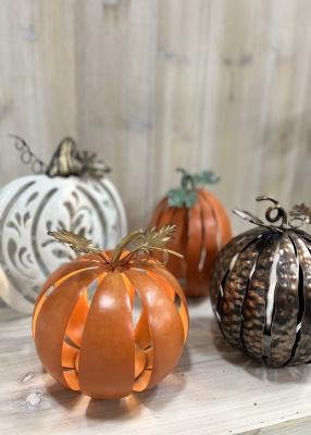 China Metal Harvest Festival Decorations - Small to Large Sizes, Waterproof Pumpkin & Leaf Ornaments for Autumn Events for sale