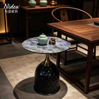 China Luxury Round Accent Side Table Faux Stone or Glass Top with Hammered Metal Base Decorative Bedside Coffee Table for Living Room for sale