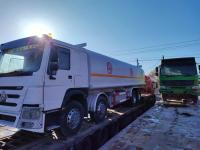 China Sinotruk 8x4 35000L Fuel Tank Truck for Oil Gas Diesel Transportation 351-450hp for sale