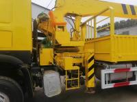China 12 Ton Mobile Crane Straight Boom Hydraulic Truck Mounted Crane 17.2m Lifting Height 360 Rotation for sale