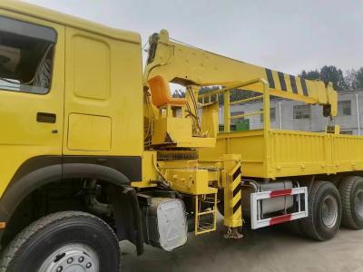 China HOWO 6x4 Truck Mounted Crane 12t Straight Boom 17.2m Lifting Height 360 Rotation for sale