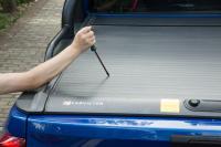 China Nissan Navara NP300 Retractable Tonneau Cover Roller Shutter Aluminum ABS 45kg for sale